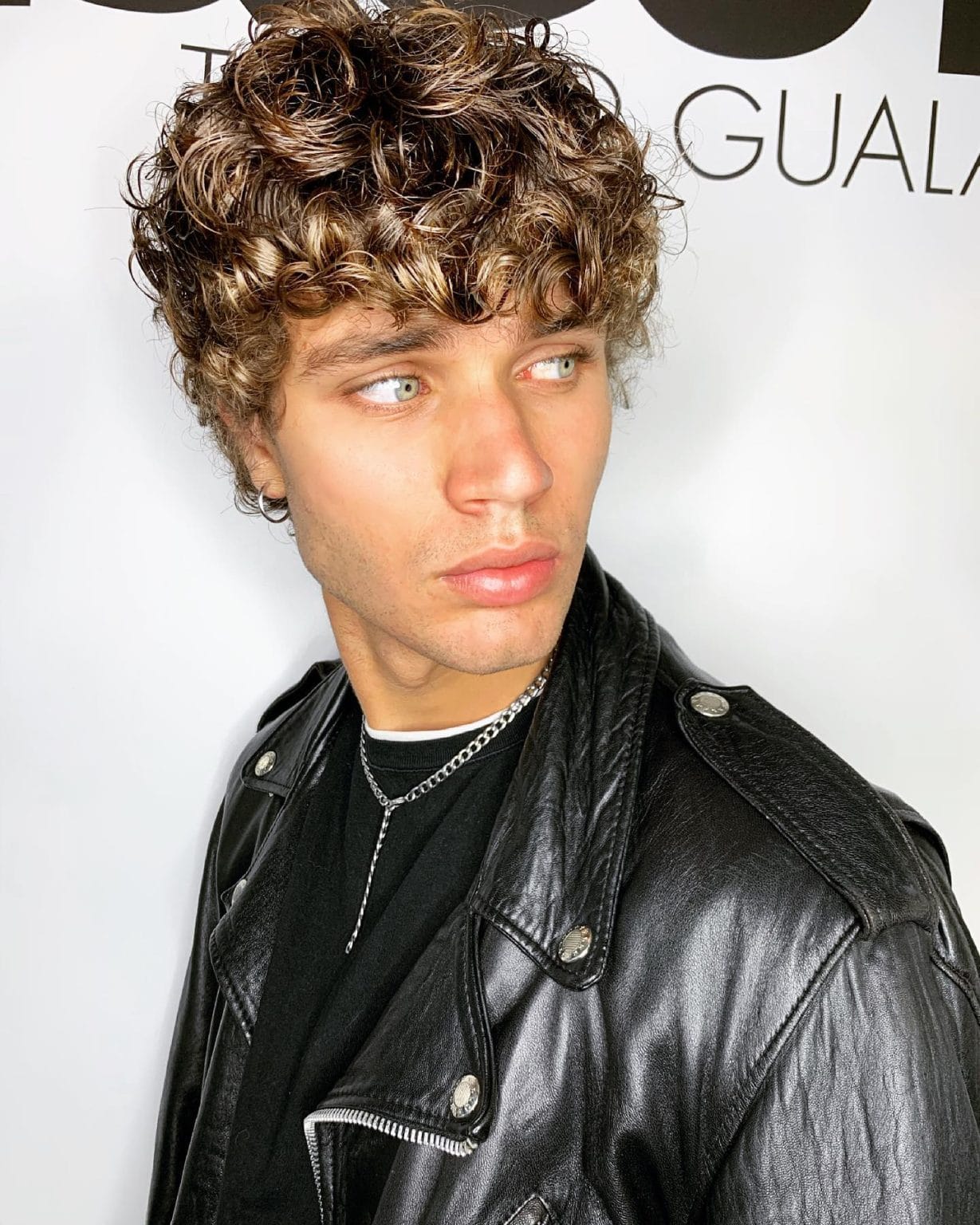 10 Curly Hair with Caramel Highlights for Men | Expert Guide