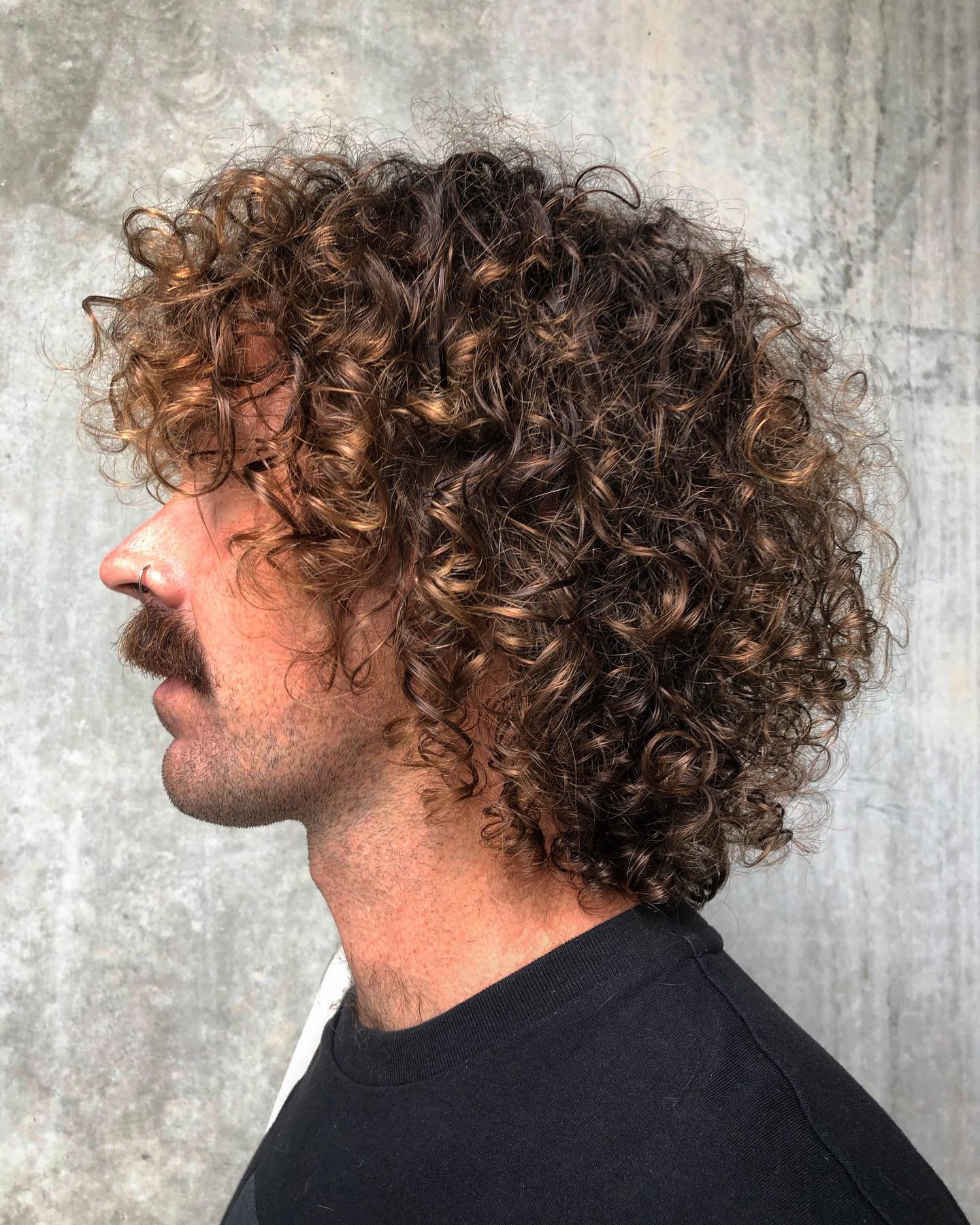 10 Curly Hair with Caramel Highlights for Men | Expert Guide